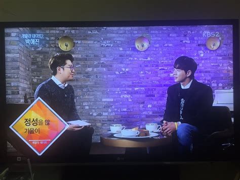 채널 돌리다 연예가중계에서 멈춘 이유가 배우 박해진 손목에 보이는 노란팔찌때문이었어요 늘 하고 다닌다네요 미디어몽구