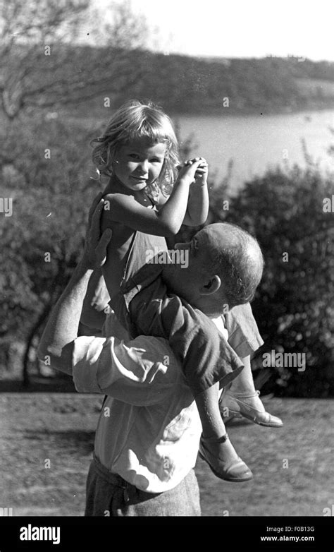 Portant Sa Fille Banque Dimages Noir Et Blanc Alamy