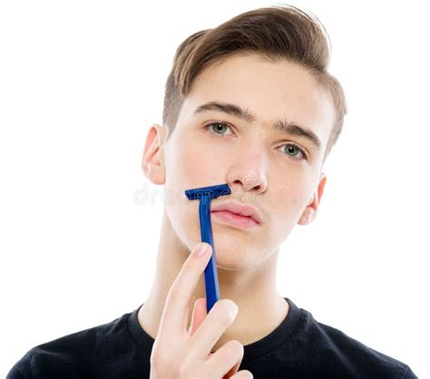 Adolescente Afeitándose Por Primera Vez Sus Bigotes Con Una Cuchilla De