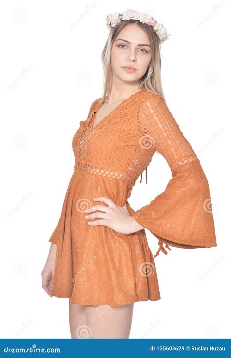 Portrait De Belle Femme Dans La Pose Orange De Robe Image Stock Image