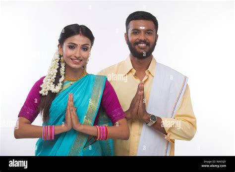 Top More Than 193 South Indian Couple Poses Super Hot Nanoginkgobiloba Vn