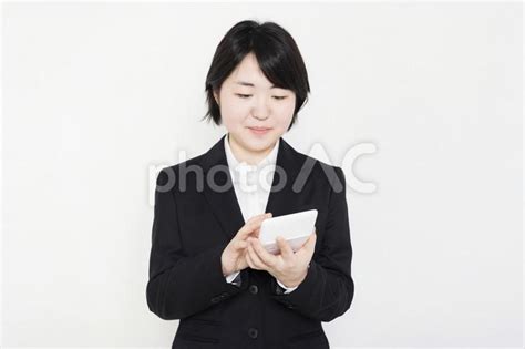 電卓を持ったスーツを着た女性 No 3235743｜写真素材なら「写真ac」無料（フリー）ダウンロードok
