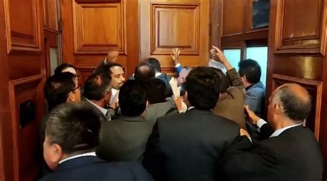 Alcaldes De Arequipa Fueron Maltratados En El Congreso De La Republica