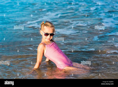 Liebenswert Glückliches Kleines Mädchen Spielen Im Meer Am Strand