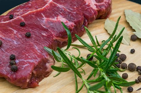 Steak Daging Sapi Pemandangan Daging Sapi Segar Di Papan Kayu Dengan