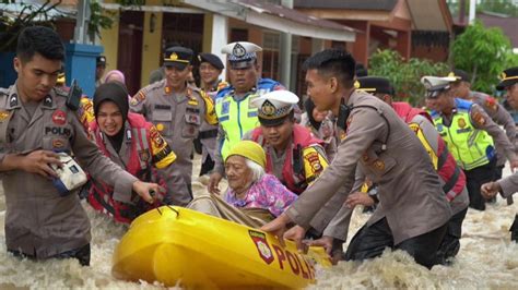Ratusan Rumah Di Rokan Hulu Terendam Banjir 2 Lansia Berhasil Dievakuasi