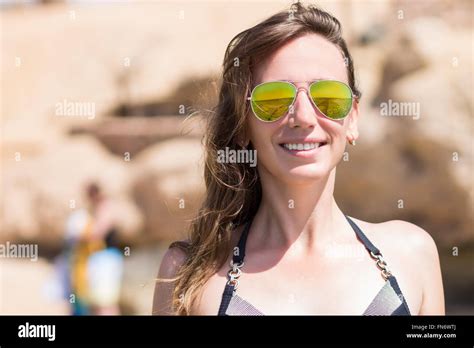 Belle Fille En Bikini à La Plage Banque De Photographies Et Dimages à