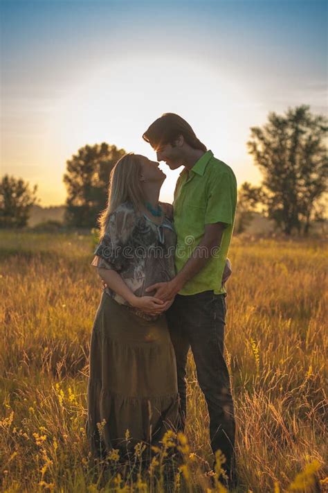 Une Belle Femme Enceinte Avec Son Mari Sur Le Paysage De Nature