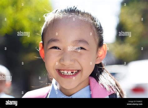 Heureux Les élèves Du Primaire à Lécole Photo Stock Alamy