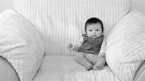 Papel De Parede Monocromático Sentado Cama Fotografia Cadeira