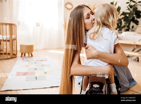 Mère Embrasse Sa Fille Banque De Photographies Et Dimages à Haute