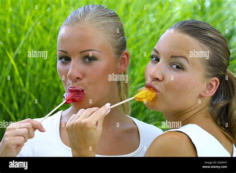 Zwei Junge Frauen Maedchen Lutschen An Lollys Lutscher Portrait Stock
