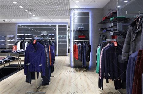 عکس با کیفیت نمای داخلی یک بوتیک با لباس های مردانه عکس با کیفیت و
