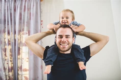 Un Jeune Père Jouant Avec Son Fils Photo Gratuite