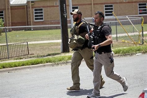 Los Agentes En Busca Del Asesino Internacional El Mundo