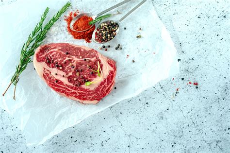 Daging Sapi Marmer Mentah Steak Ribeye Dengan Rempahrempah Di Atas