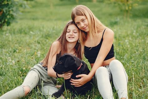 Deux Jolies Filles Dans Un Parc Dété Avec Un Chien Photo Gratuite