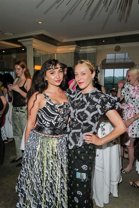 Rowan Blanchard Jolie Décolleté à La Soirée Bergdorf Goodman And Chopova