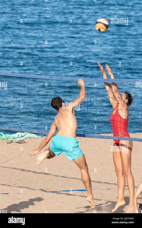 Traje De Baño Hombre Y Mujer Voleibol Fotografías E Imágenes De Alta