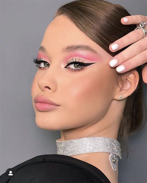50 Gorgeous Makeup Trends To Try In 2022 Nude Cut Crease Blue Liner