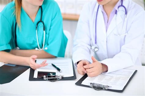 Doctora Y Joven Cirujano Pasante En El Hospital Foto Premium