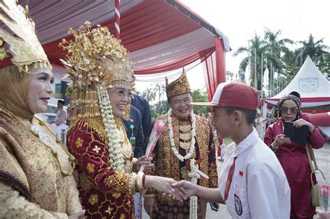 Ribuan Peserta Upacara Hardiknas 2024 Di Kota Jambi Kenakan Pakaian Adat