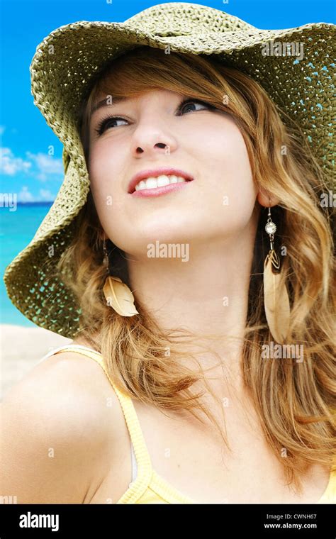 Porträt Von Eine Schöne Junge Blonde Frau Im Urlaub Am Strand Mit