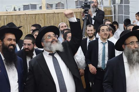 כי גדול בקרבך אלפים במעמד הקבלת פני רבו במעונו של הגהצ רבי ישראל