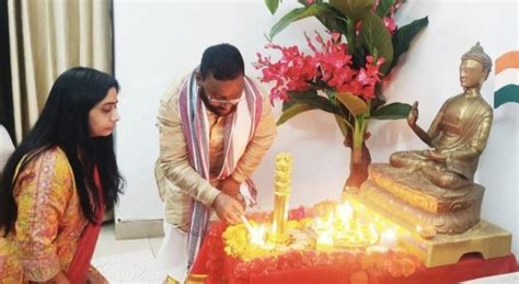 Father Swami Prasad Joins Sp Bjp Mp Sanghamitra Maurya Responds