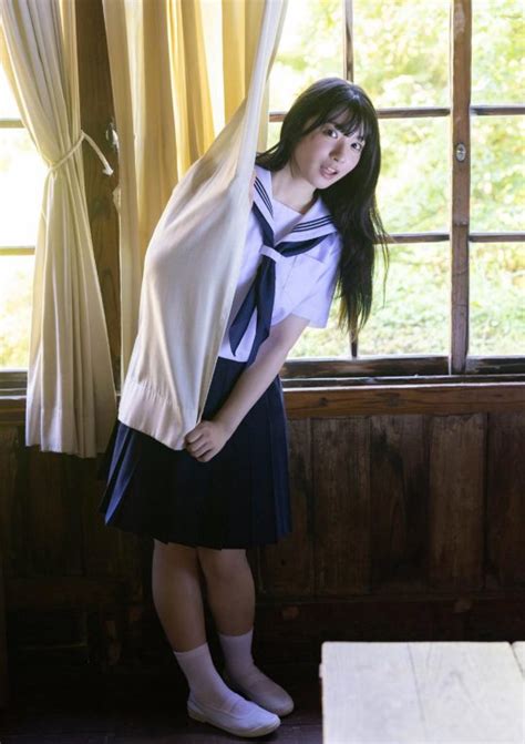 進藤あまね 白ソックスなセーラー服画像