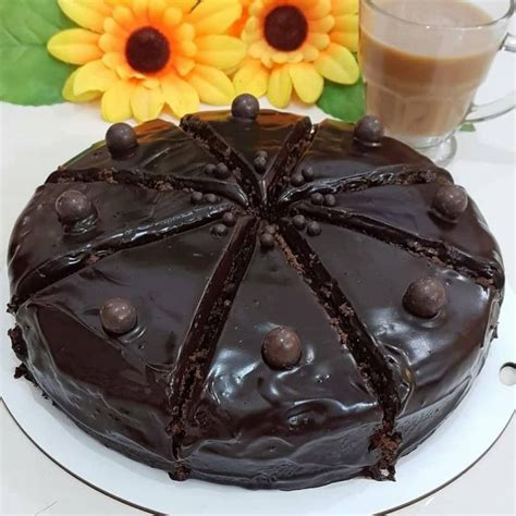 طرز تهیه کیک شکلاتی بدون فر ترد و خوشمزه با فراستینگ شکلاتی