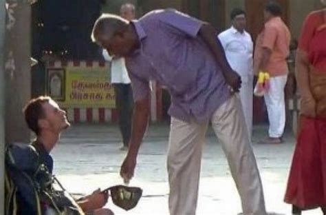 ஏடிஎம் கோளாறு கோவில் வாசலில் பிச்சை எடுத்த ரஷ்யர் வைரல் புகைப்படம்