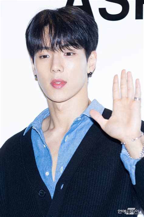 [today포토] 몬스타엑스 셔누 감각적 손인사