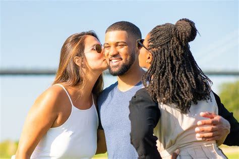 Deux Amies Sembrasser Un Homme Afro Américain Sur Prairie Trois Amis