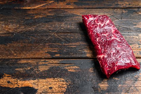 Golok Mentah Atau Rok Steak Daging Sapi Latar Belakang Kayu Gelap