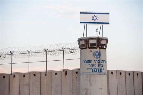 أسير فلسطيني يدخل عامه الـ 17 في سجون الاحتلال