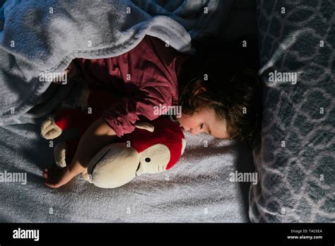 Schlafendes Mädchen Im Bett Fotos Und Bildmaterial In Hoher Auflösung