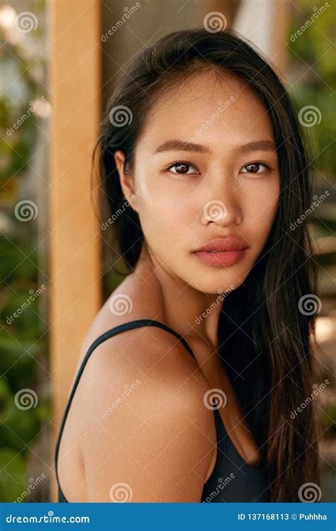 Ritratto Di Bella Donna Asiatica Con Il Fronte Naturale Di Bellezza