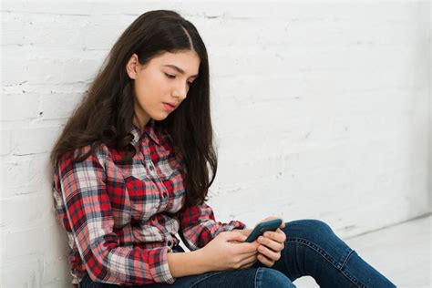Fille Adolescente à Laide De Smartphone Photo Gratuite