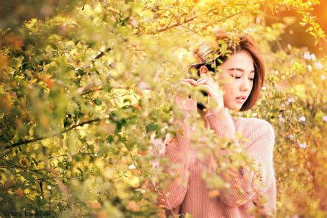 배경 화면 햇빛 나무 이파리 야외 여성 여자들 모델 피사계 심도 긴 머리 자연 갈색 머리의 열린 입