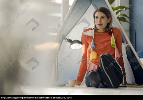 Frau Sitzt Auf Dem Boden In Einem Zelt In Ihrem Lizenzfreies Foto