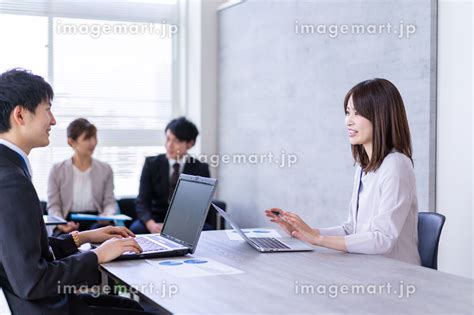 商談をする男女のビジネスパーソンの写真素材 [178246156] イメージマート