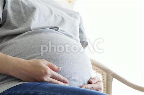 臨月の妊婦 大切な命 No 5040271｜写真素材なら「写真ac」無料（フリー）ダウンロードok