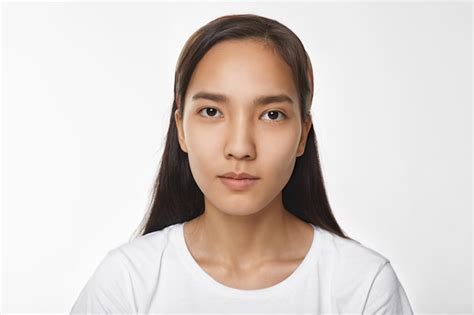 屋内でポーズをとる表現力豊かなアジアの女の子 無料の写真
