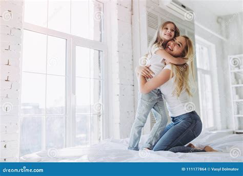 Mamma Och Dotter Som Har Gyckel Hemma Arkivfoto Bild Av Omfamning