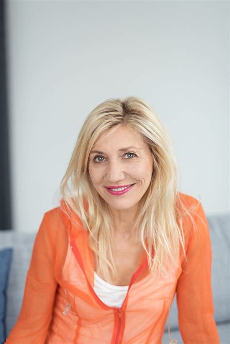 Attraktive Sexy Blonde Frau Von Mittlerem Alter Stockfoto Bild Von