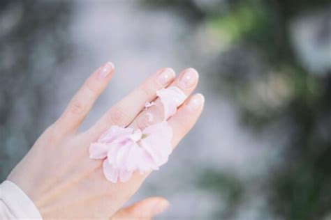 「歳をとると爪が早く伸びる」という迷信を科学的に解説