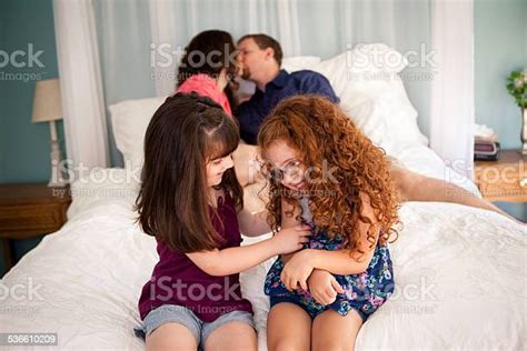 행복함 자매 간지럽히기 따라 서로 침대 부모 백그라운드에서 2 3 살에 대한 스톡 사진 및 기타 이미지 2 3 살 2015