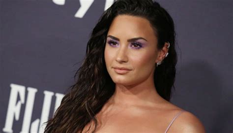Singer Demi Lovato Flaunts Cleavage In Very Hot Swimsuit Selfie