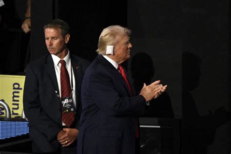 Ông Trump Xuất Hiện Lần đầu Sau Vụ ám Sát Hụt Băng Trắng Trên Tai Giơ